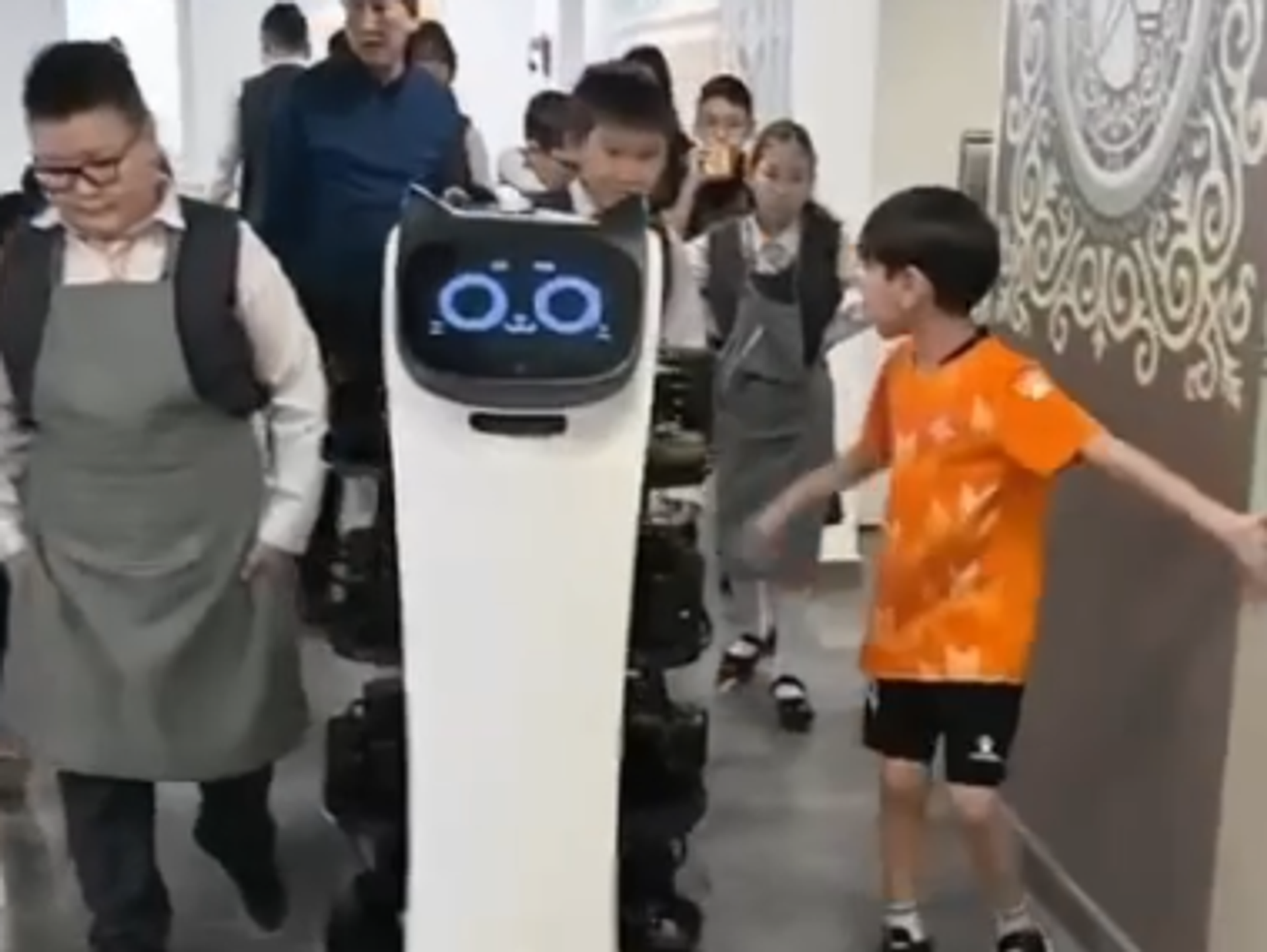 В Якутской школе робот-официант помогает дежурным по столовой. ВИДЕО ...